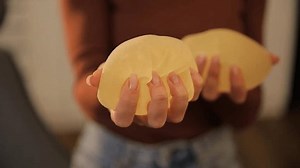 Primer plano de una mujer sosteniendo: video de stock (totalmente libre de regalías) 3904566639 | Shutterstock