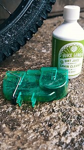 The Dirty Little Scrubber is a serious chain cleaner with a not-so-serious name. It goes heavy on clean chains and light on mess, spills and faff. Slap it on your chain whenever you clean your bike and watch your chain turn from ghastly to glorious in a few spins of the cranks. The Scrubber is best paired with our Dirt Juice Boss chain cleaner liquid. Together they will keep your shifts slick and guarantee your bits last longer. 🎥 @slowshred #juicelubes #dirtylittlescrubber #cleanbike #bikefix 