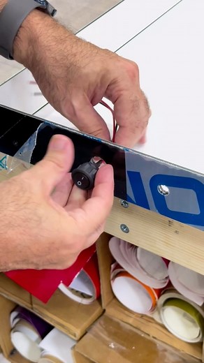 Monolito retroiluminado Led fabricado en composite negro mate, acrílico Basf y base magnética. #signbox #lightbox #acmbender #signbender #rótulospersonalizados #signages #composite #aluminiocomposite #acm #alupanel #cartelplegado #mecanizado #cartelesaluminio #decoracion #comercio #qrcode #digitalvcard | lafabricadepegatinas.com